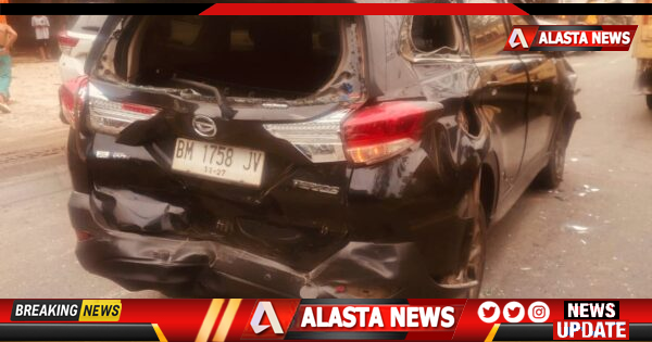 Kecelakaan Mengerikan di Jalur Pekanbaru: Mobil Keluarga Dihantam Truk ...